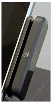 What should I do when my Toast card reader shows a connection issue?